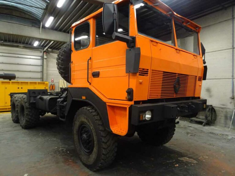 Véhicules De L'armée: Camions Et Pétroliers - David Surplus